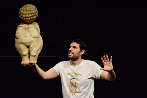 "Caveman" του Rob Becker στο θέατρο act